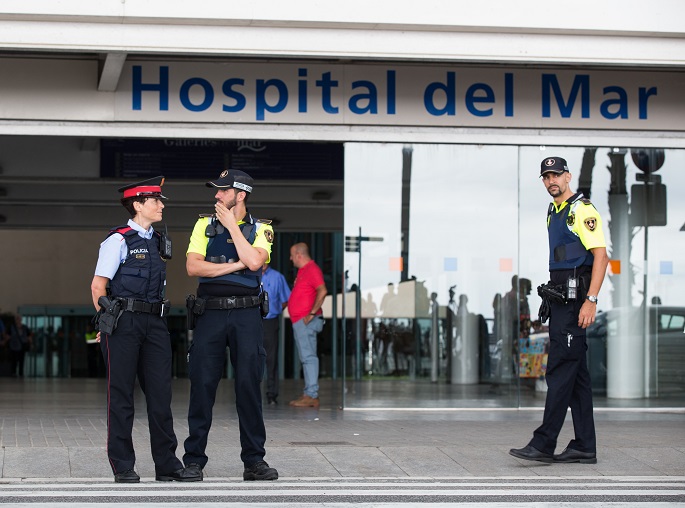 Fire engulfs high-rise building in Spain